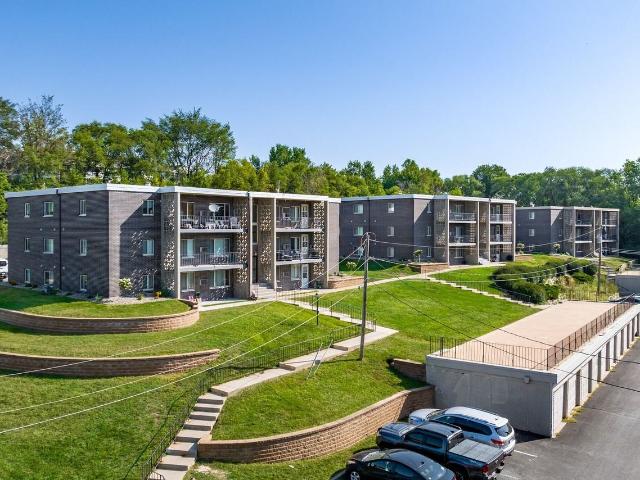 Live at The Oaks of West Saint Paul | Spacious & Comfortable Living 2 Bedroom Apartment for Rent at 177 Thompson Ave E, West St Paul, MN 55118