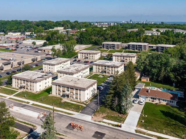 Live at The Oaks of West Saint Paul | Spacious & Comfortable Living 2 Bedroom Apartment for Rent at 177 Thompson Ave E, West St Paul, MN 55118