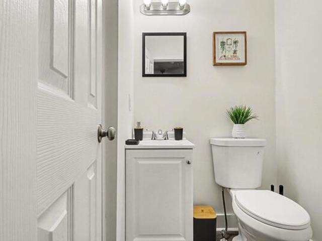 LIVE ALONE Modern Private ADU with Kitchen and Bath
