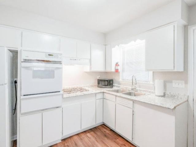 Live Comfortably in Collier Heights: Ideal home C