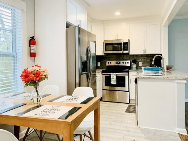 Live in Marietta, a 5 minute walk to bus stop Aust