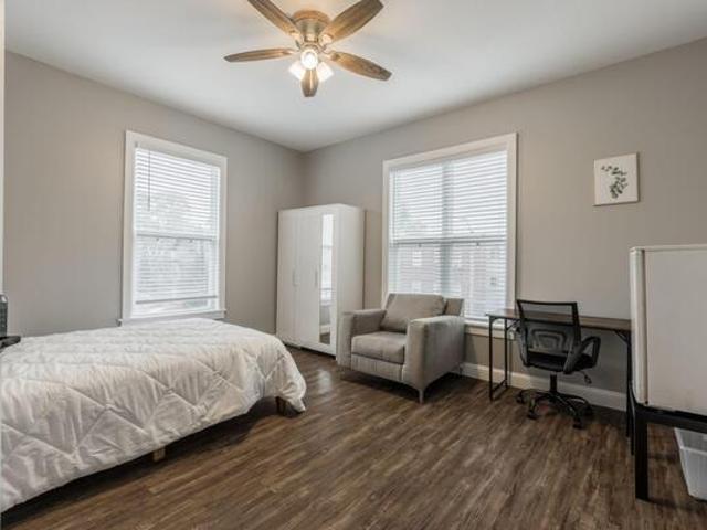 Live in Old Hyde Park, a 4 minute walk to transit stop On Broadway at 37th Northbound