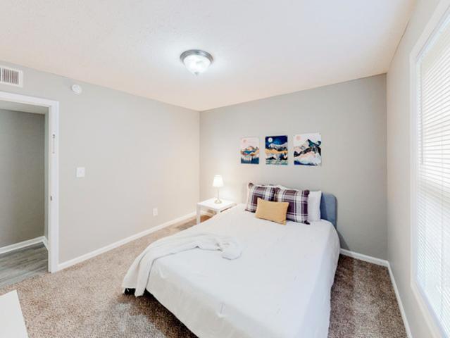 Live in Atlanta off of I 85! Mins to Phipps Plaza + Buckhead! 13 minute walk to bus stop Shallowford Rd