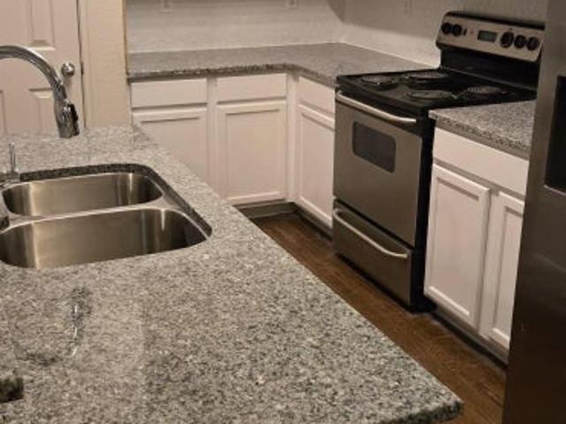 Live in a beautiful home with all wood floors in P