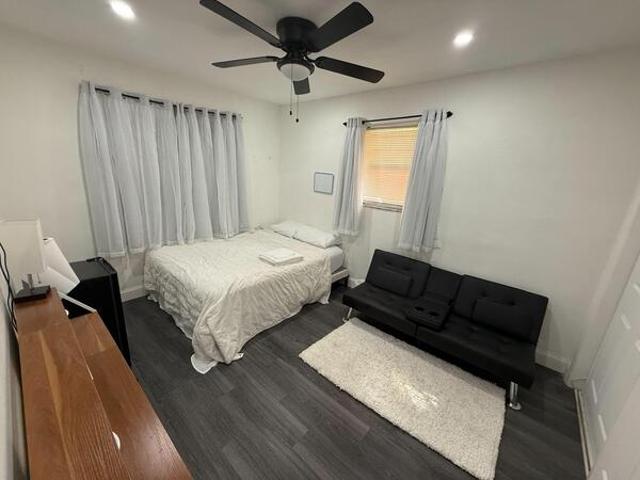Live in a Private and Peaceful Sunny Getaway Retreat in Hollywood!
