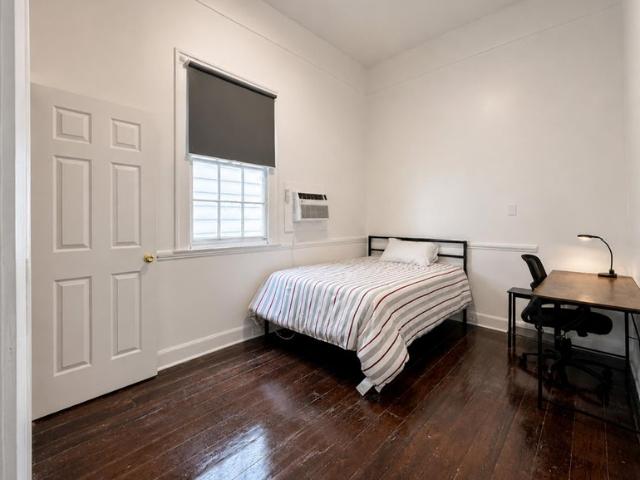 Live in a renovated St. Roch house with Convenient