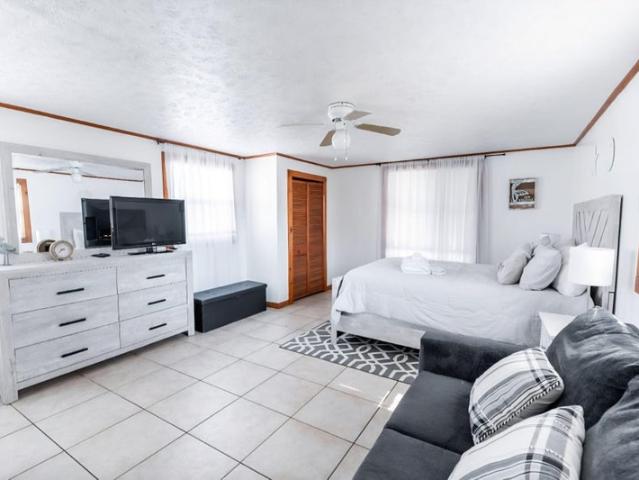 Live in Bradenton, less than a minute walk to tran