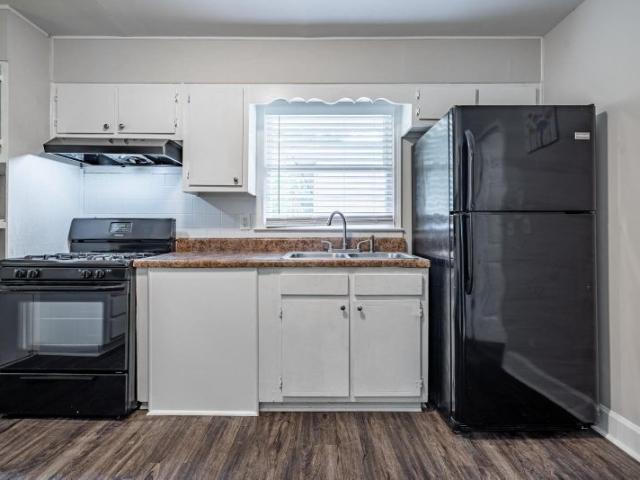 Live in Center Hill, a 5 minute walk to transit st
