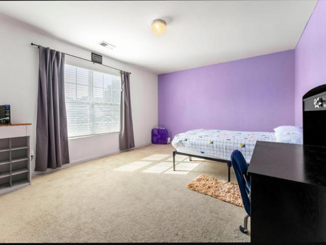 Live in College Park 10 minutes from airport