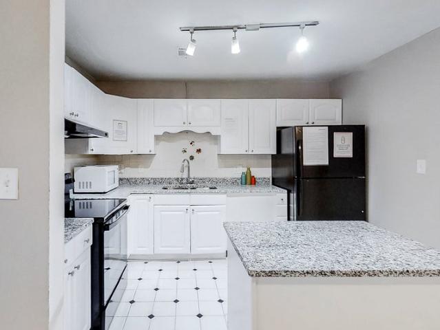 Live in Elon, a 8 minute walk to transit stop Flin