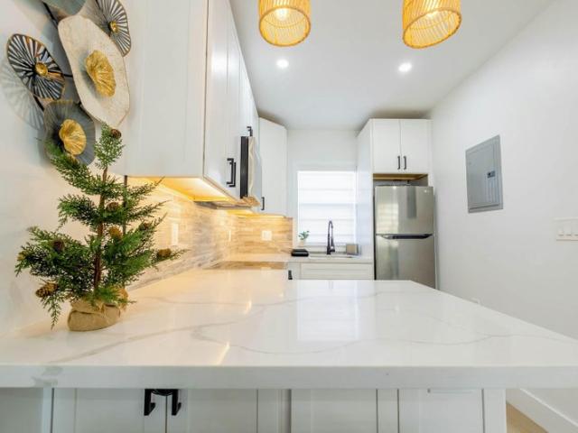 Live in Hollywood Beach | Stylish beach condo with