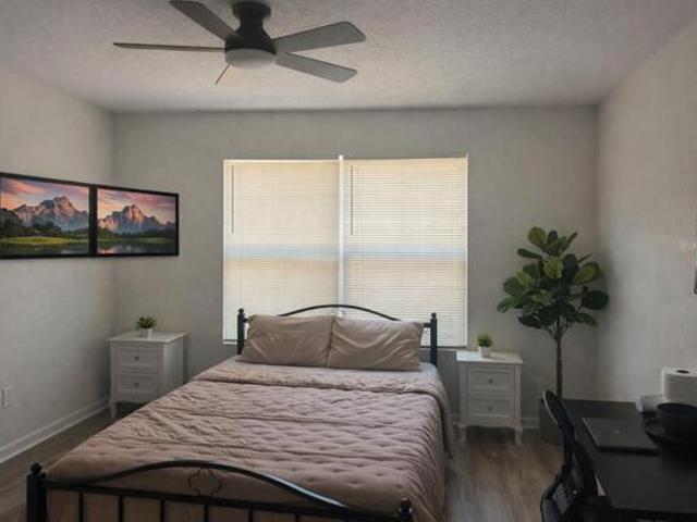 Live in Jacksonville's Southside Walkable Home Near Transit, Shopping & Dining • Walk to Daily Essentials • Gold Key Host