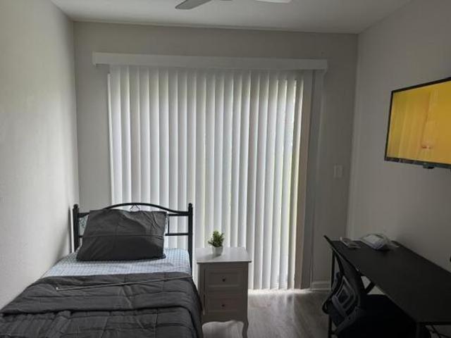 Live in Jacksonville's Southside Walkable Home Near Transit, Shopping & Dining • Walk to Daily Essentials • Gold Key Host