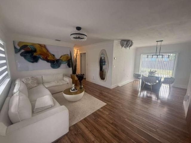Live in Luxury House in Miami Gardens