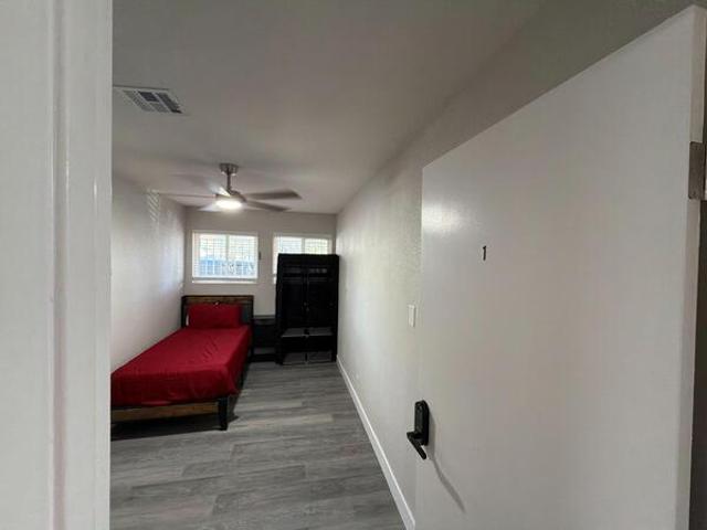 UNLV Students Welcome! Pool Home • Parking • Bus Stop Nearby • Fast WiFi