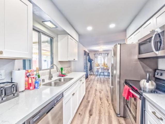 Live in Las Vegas, a 2 min to bus station, 3min to