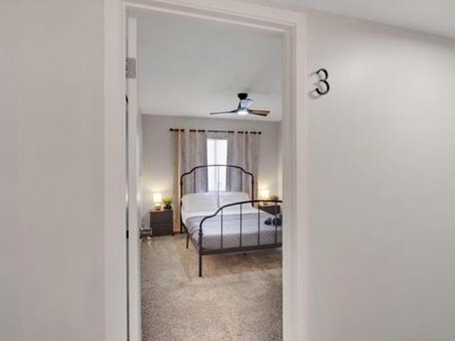 Live in Las Vegas, a 2 min to bus station, 3min to convetion center and 5 min to las vegas strip!