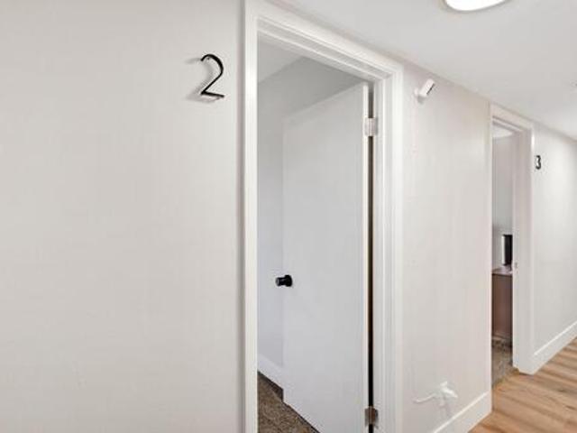 Live in Las Vegas, a 2 min to bus station, 3min to convetion center and 5 min to las vegas strip!