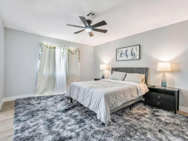 Live in Las Vegas, a 8 minute walk to transit stop