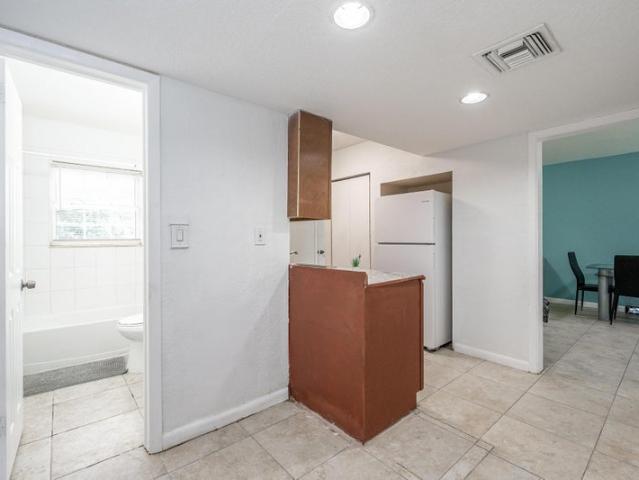 Live in Lauderdale Manors