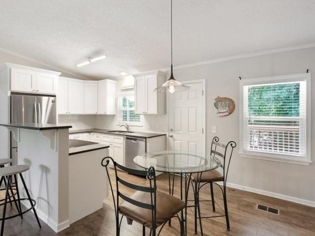 Live in Lincoln Homes, a 11 minute walk to bus sto