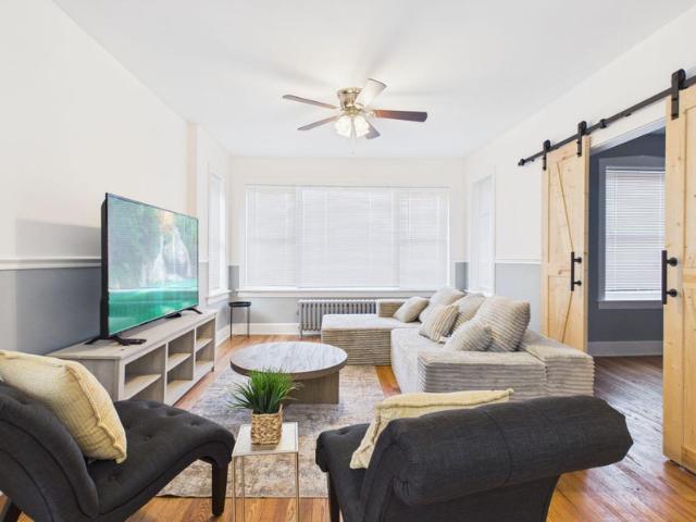 Live in South Shore nice Quiet Block 5 minutes Dri