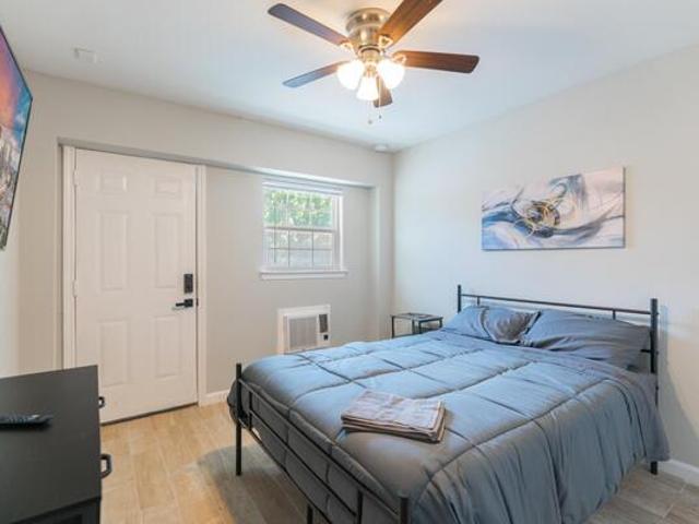 Live in South Side, less than a minute walk to transit stop Mcgowen St @ Sampson St