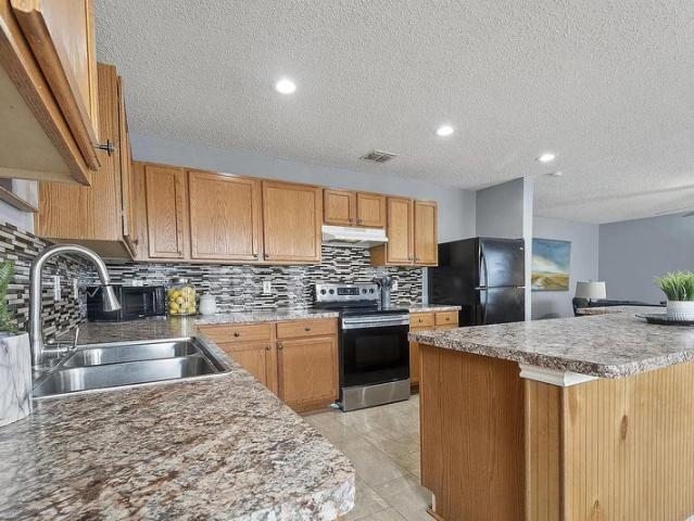 Live in Southeast Arlington! Comfort and Convenie