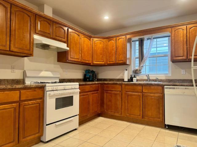 Live in SpringfieldBelmont, top floor, 1 block to
