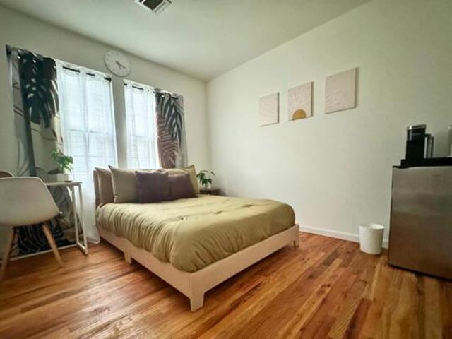 Live in Springfield/Belmont, top floor, 1 block to University Hospital