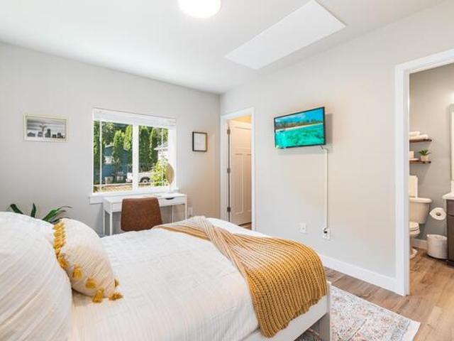 Live in Tacoma, a 2 minute walk to transit stop 116th St S & Park Ave