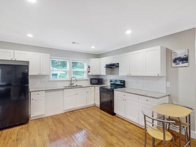 Live in Venetian Hills, less than a minute walk to