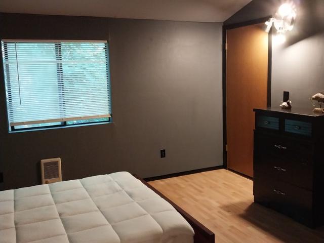 Live lakefront Lake Desire