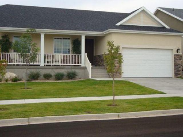 Live Lakeside in Beautiful 3 Bedroom Cottage on Golf Course!