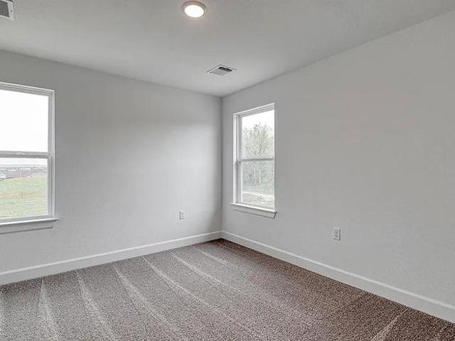 live Peacefully. 2 Upstairs rooms for rent