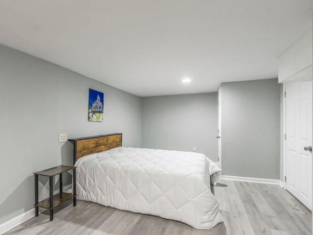 Live the Dream in Kansas City! Mix modern style with urban convenience and let the natural light dance through the big windows – morning vibes and city views like no other! Claim your slice of KC today! #RoomGoals #CityLife