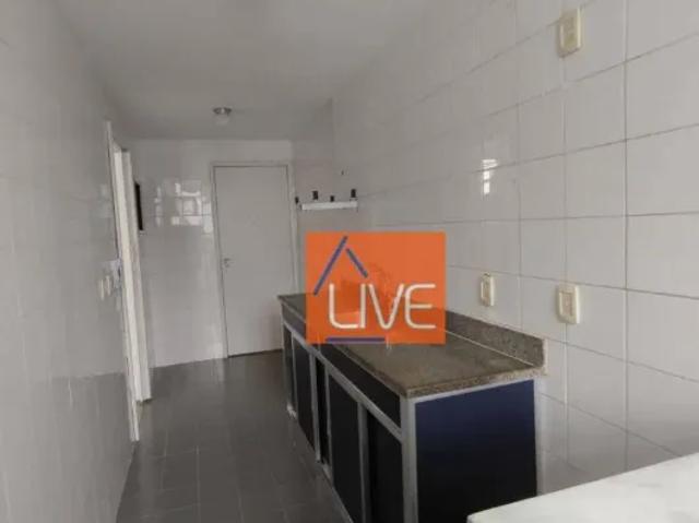 LIVE VENDE: Excelente apartamento de 2 quartos, 2 vagas, 75m², varanda, excelente localização
