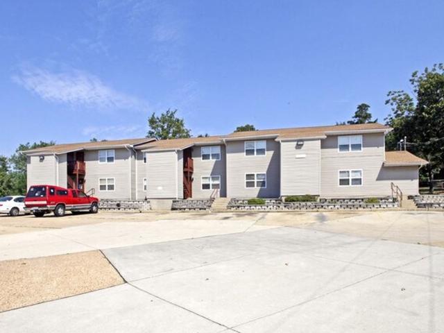 Live your best life in St. Clair at 1040 Plaza Ct. 1 Bedroom Apartment for Rent at 1040 Plaza Ct N, Saint Clair, MO 63077