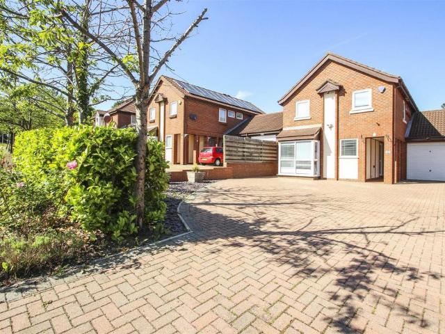 Livesey Hill, Milton Keynes MK5 4 bed detached house to rent £2,150 pcm £496 pw