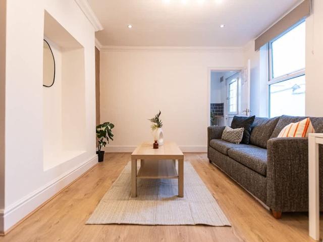 Liverpool L17, 1 bed flat to rent, £2,034 pcm | PrimeLocation