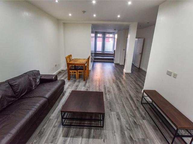 Liverpool Road, Eccles, M30 2 bed flat to rent £1,050 pcm £242 pw