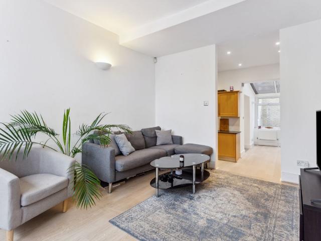 Liverpool Road, Islington N7, 2 bed flat to rent, £3,250 pcm | PrimeLocation