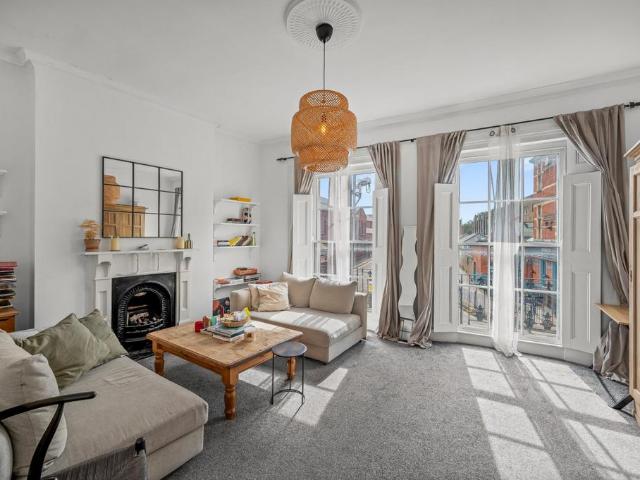 Liverpool Road, London N1 3 bed apartment to rent £4,500 pcm £1,038 pw