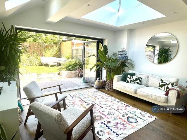 Livingstone Road, London, E17 4 bed terraced house to rent £3,995 pcm £922 pw