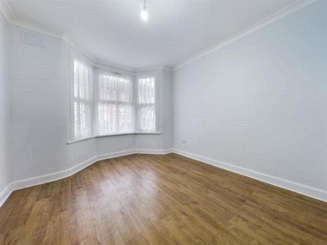 Livingstone Road, Walthamstow E17 2 bed flat to rent £1,800 pcm £415 pw
