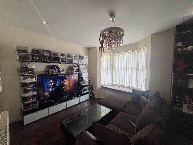 Livingstone Road, Walthamstow, London 2 bed flat to rent £1,700 pcm £392 pw