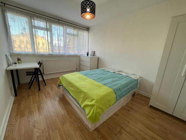 Lomas Street, Whitechapel, London E1, 3 bed flat to rent, £2,643 pcm | PrimeLocation
