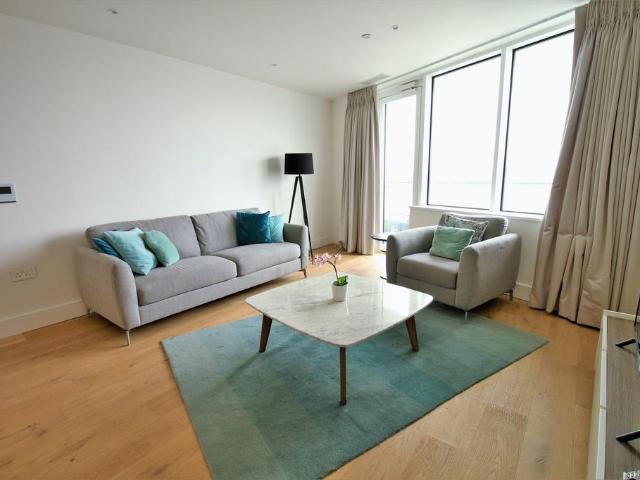 Lombard Road, London, SW11 3 bed flat to rent £5,000 pcm £1,154 pw