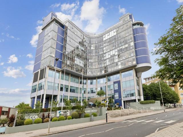 Lombard Road London SW11 1 bed apartment to rent £2,400 pcm £554 pw