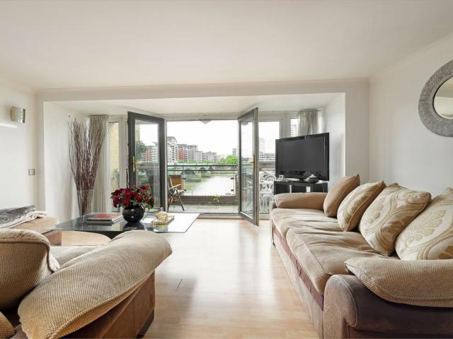 Lombard Road, London, SW11 2 bed flat to rent £2,900 pcm £669 pw
